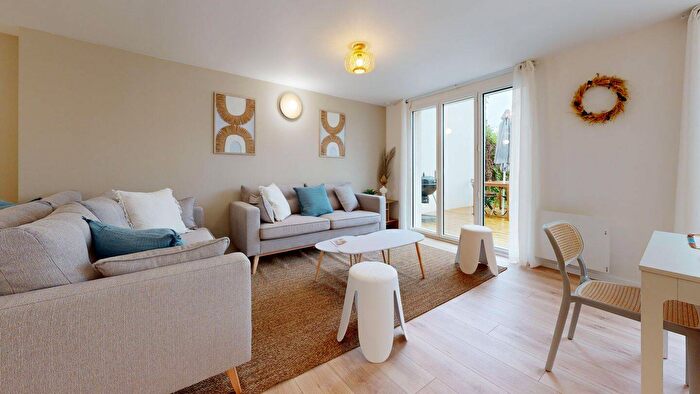 Appartement à louer - Lorient-Saint Brieuc, Rennes - 2 pièces - 16 chambres