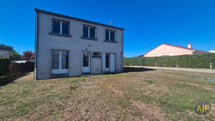 Saint-Hilaire-de-Loulay : Maison 5 pièces à vendre