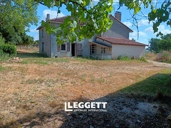 Maison à vendre - Pleuville - 7 pièces - 3 chambres