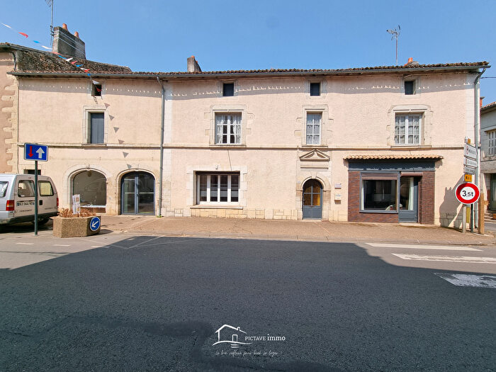 Maison 10 pièces à vendre à Sanxay