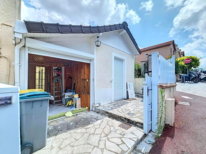 Maison à louer - Garches, Buzenval - 2 pièces - 1 chambre