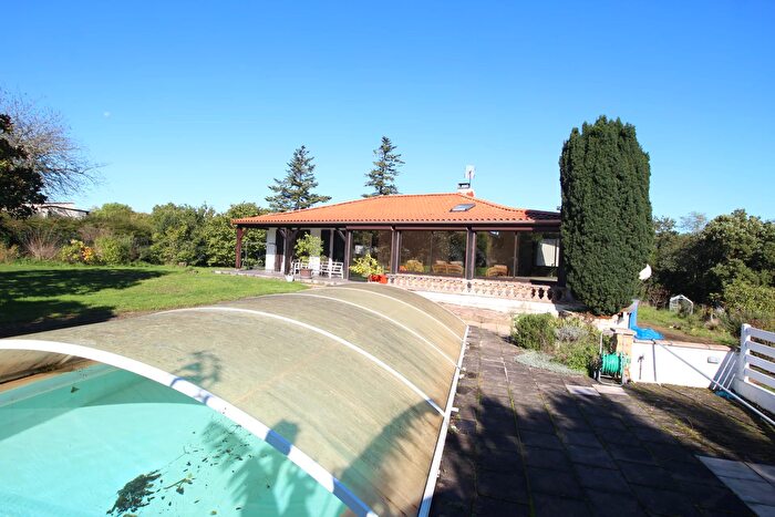 Maison à vendre - Saint-Angeau - 8 pièces - 4 chambres