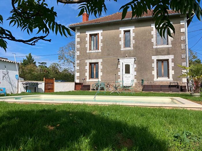 Maison à vendre - Pleuville - 5 pièces - 4 chambres