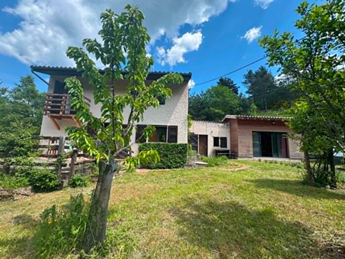 Maison 5 pièces à Charens, à vendre