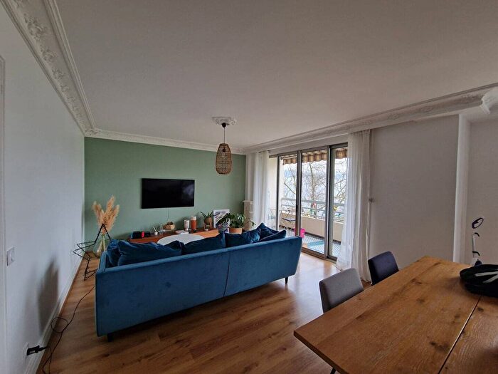 Appartement à louer - Centre Ville Est, Bourgoin-Jallieu - 3 pièces - 2 chambres