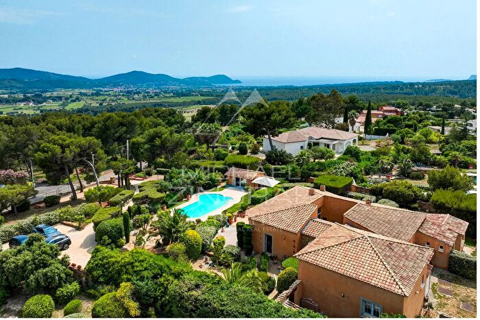 Maison à vendre - Saint-Cyr-sur-Mer - 6 pièces - 4 chambres