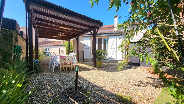 Maison à vendre - Lussac-les-Châteaux - 7 pièces - 5 chambres
