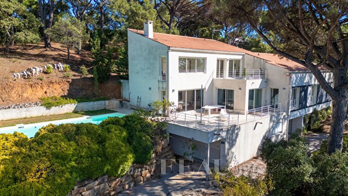 Maison à vendre - La Croix-Valmer - 8 pièces - 6 chambres