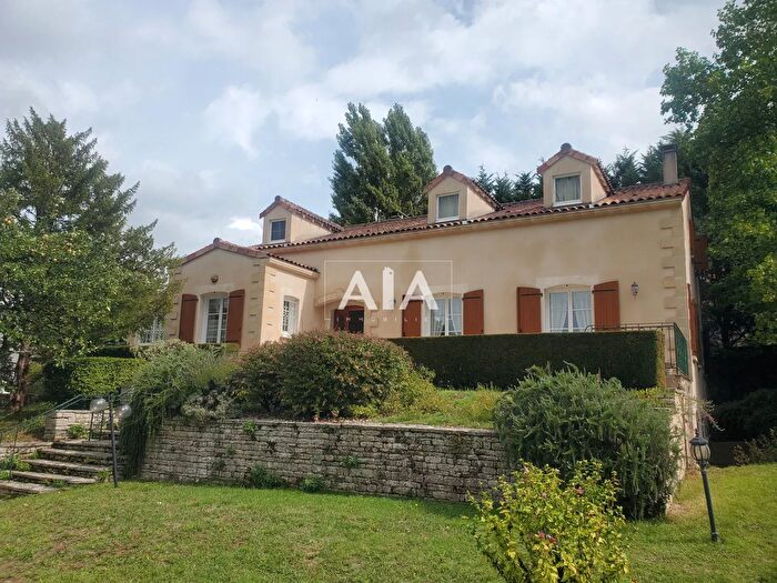 Maison à vendre - Ruffec - 8 pièces - 5 chambres
