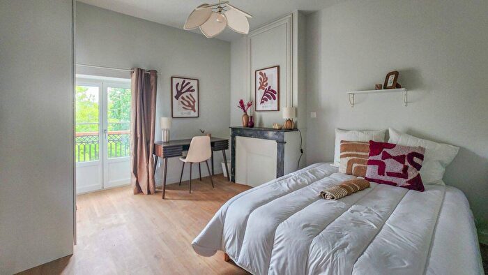 Maison à louer - Nansouty, Saint Genès, Bordeaux - 12 pièces - 11 chambres