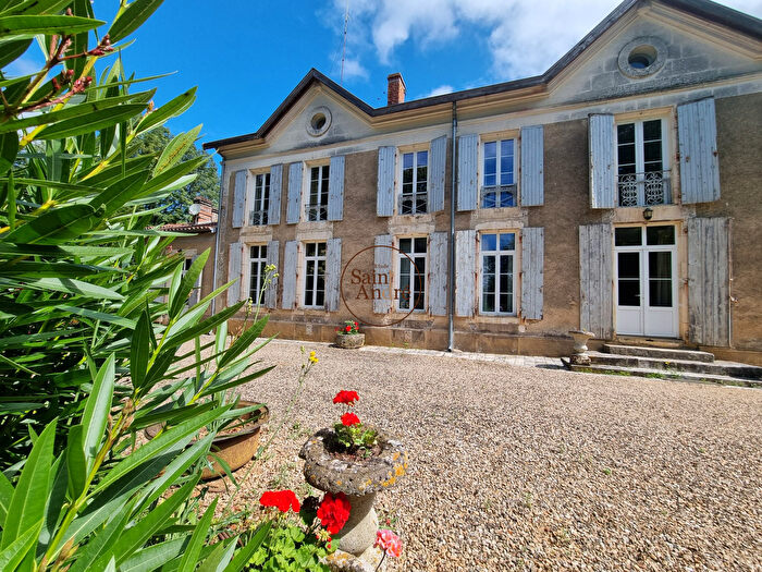 Maison 12 pièces à vendre à Montbron