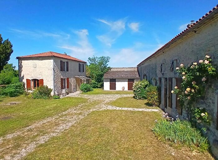 Maison 8 pièces à Matha, à vendre