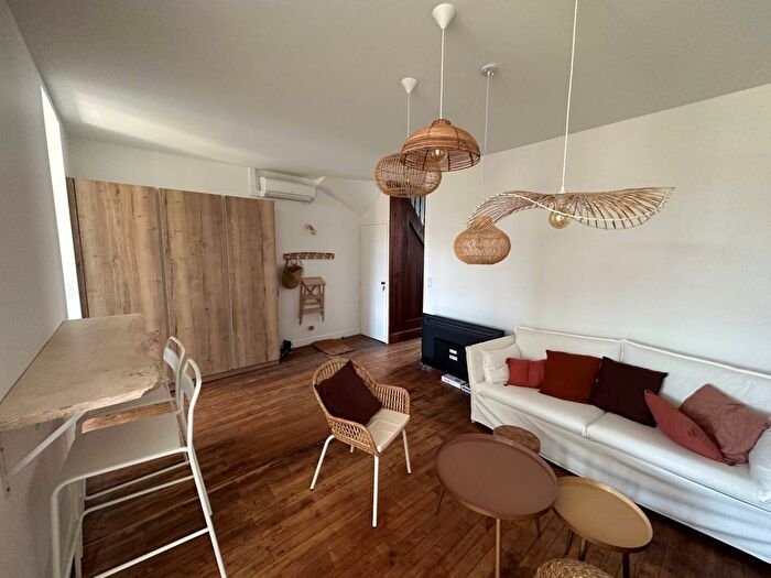 Maison à louer - Angoulême - 6 pièces - 5 chambres