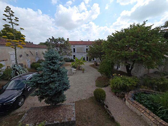 Maison à vendre - Douzat - 7 pièces - 5 chambres