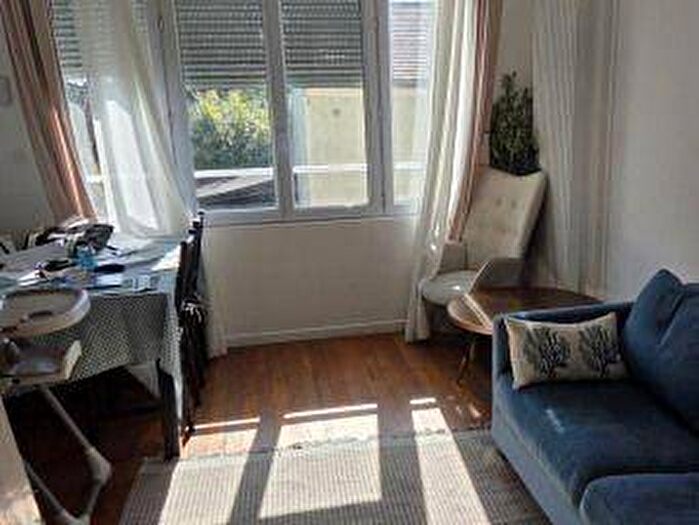 Appartement à louer - Suresnes - 3 pièces - 2 chambres