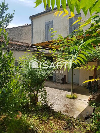 Maison 8 pièces à Matha, à vendre