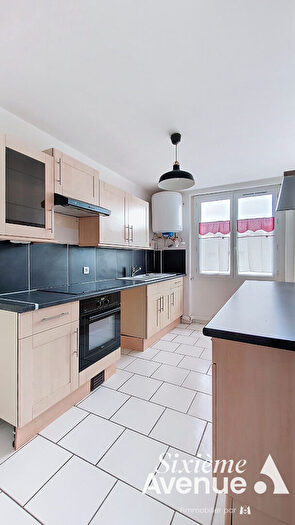 Appartement à louer - Saint-Priest, Centre-ville - 3 pièces - 2 chambres