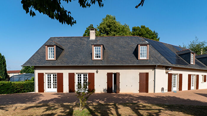 Maison à vendre - Civray - 7 pièces - 5 chambres