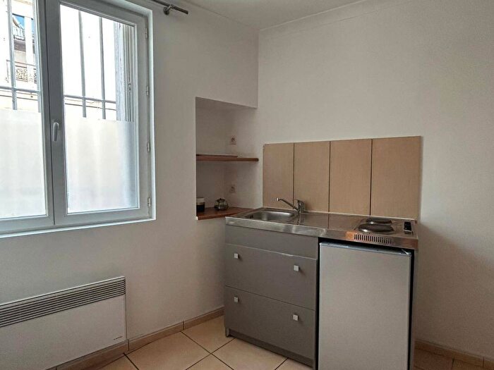 Appartement à louer - Esplanade, Nîmes - 1 pièce