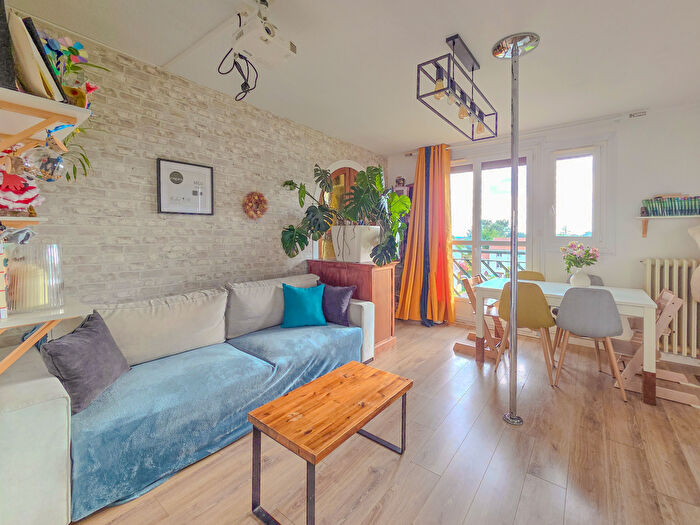 Saint-Cyr-sur-Loire, République, Fosses Boissées, Hôtel de ville : Appartement 4 pièces à vendre