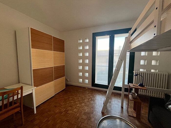 Appartement à louer - Quartiers Centre, Colombier - 1 pièce