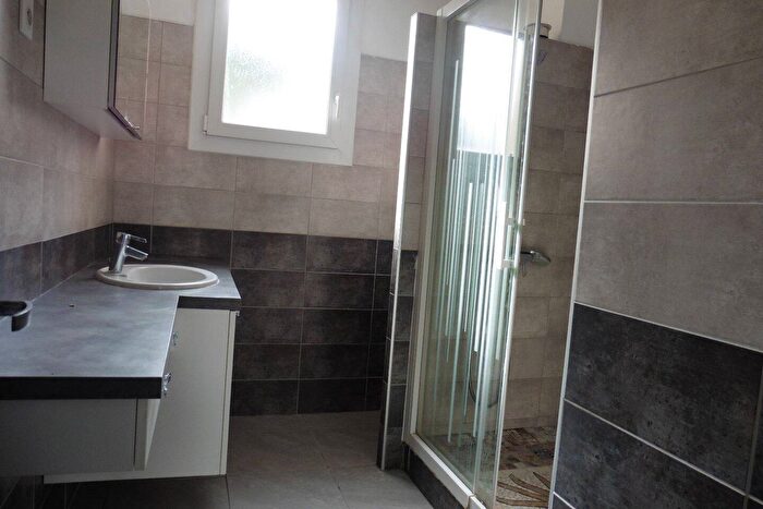 Appartement à louer - Pont-Saint-Esprit - 4 pièces - 2 chambres