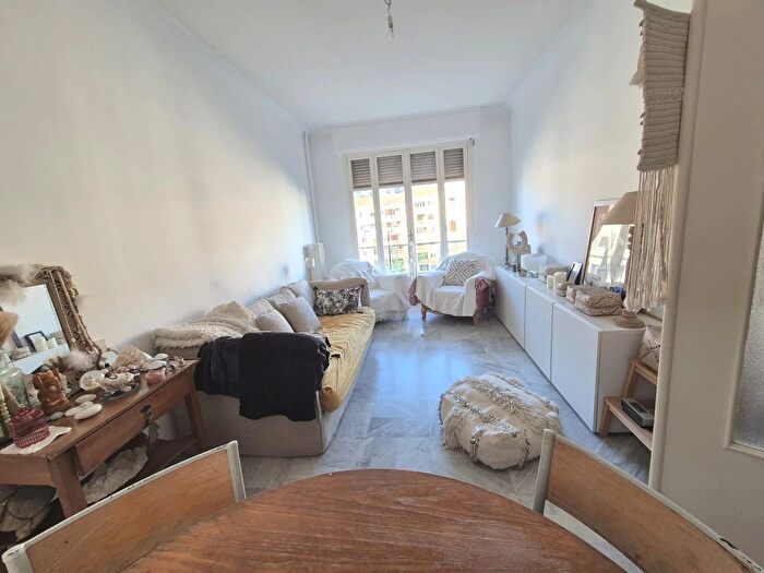 Nice, Poètes : Appartement 2 pièces à louer