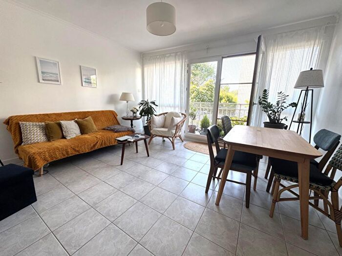 Vélizy-Villacoublay, Le Mail : Appartement 4 pièces à vendre