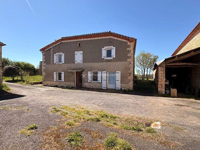Maison 6 pièces à louer à Roumégoux
