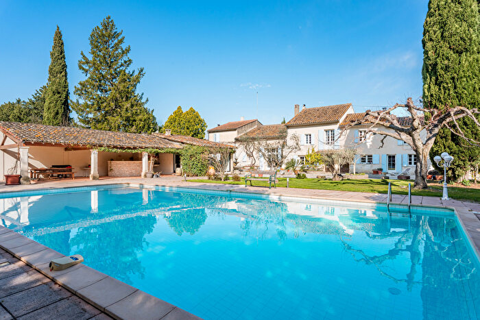 Maison 15 pièces à Sénas, à vendre