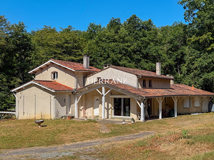 Maison 8 pièces à Targon, à vendre