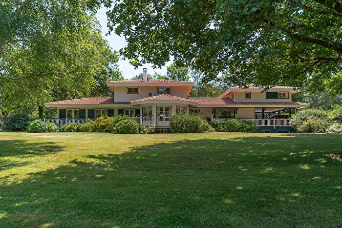 Maison à vendre - Salles - 8 pièces - 6 chambres