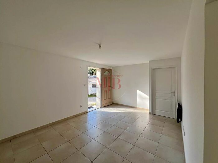 Maison à louer - Saint-Étienne-du-Grès - 6 pièces - 3 chambres