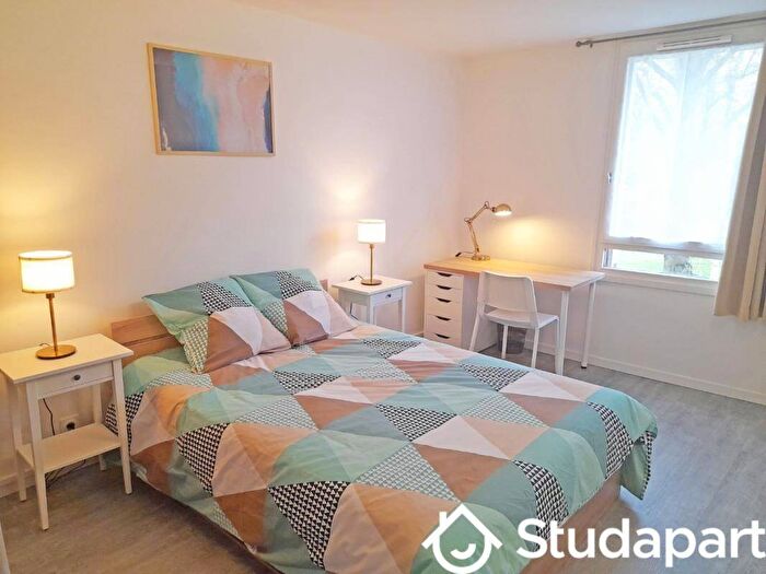 Appartement à louer - Descartes, Champs-sur-Marne - 1 pièce - 3 chambres