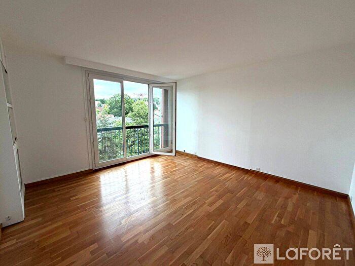 Père Komitas, Chaville : Appartement 3 pièces à louer