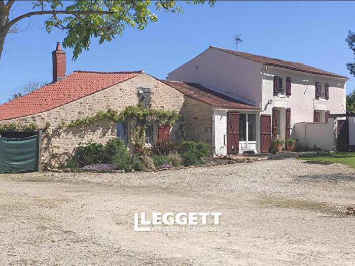 Saint-Martin-des-Fontaines : Maison 6 pièces à vendre