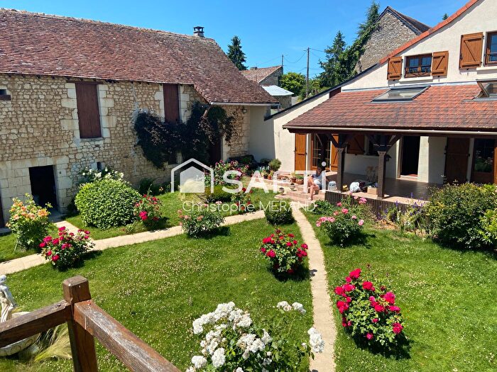 Dangé-Saint-Romain : Maison 9 pièces à vendre