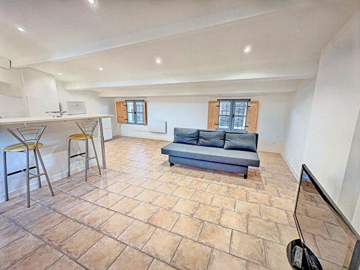 Appartement à louer - Beaucaire, Centre-ville - 3 pièces - 1 chambre