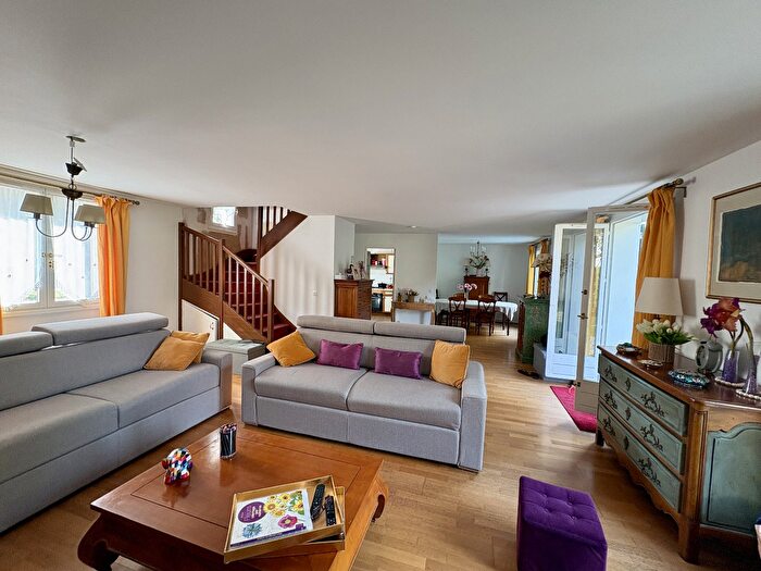 Châteaufort : Maison 8 pièces à vendre