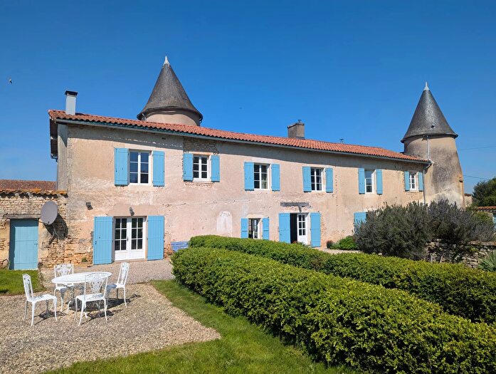 Maison à vendre - Linazay - 8 pièces - 4 chambres