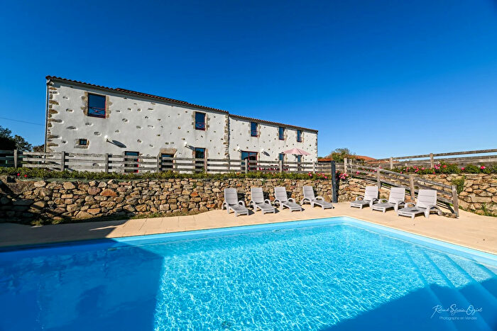 Maison à vendre - Le Poiré-sur-Vie - 8 pièces - 6 chambres