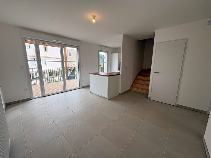 Maison à louer - Saint-Étienne-du-Grès - 4 pièces - 3 chambres