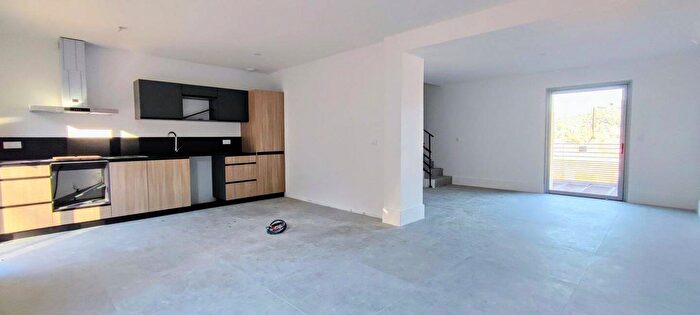 Appartement à louer - Allemagne-en-Provence - 4 pièces - 3 chambres