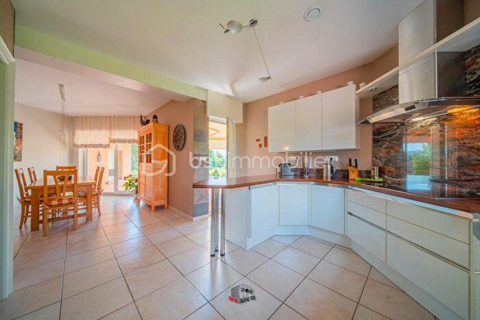 Maison à vendre - Roupeldange - 8 pièces - 5 chambres