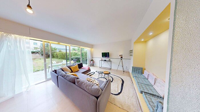 Maison à louer - Le Bachut, Lyon ème arrondissement - 12 pièces - 11 chambres