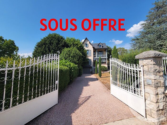 Saint-Germain-du-Teil : Maison 7 pièces à vendre