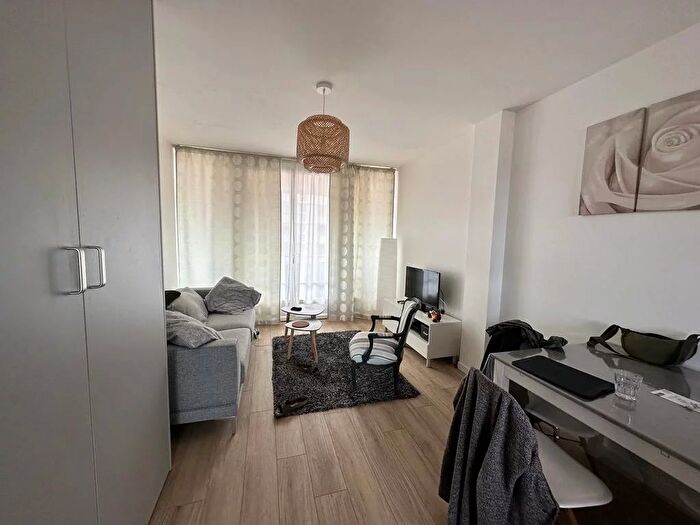 Appartement à louer - Bron, Le Rafour - 3 pièces - 2 chambres