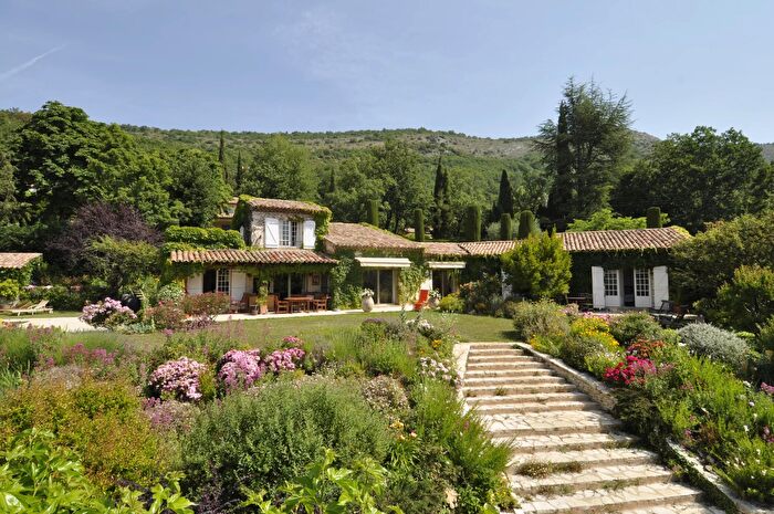 Saint-Vallier-de-Thiey : Maison 8 pièces à vendre