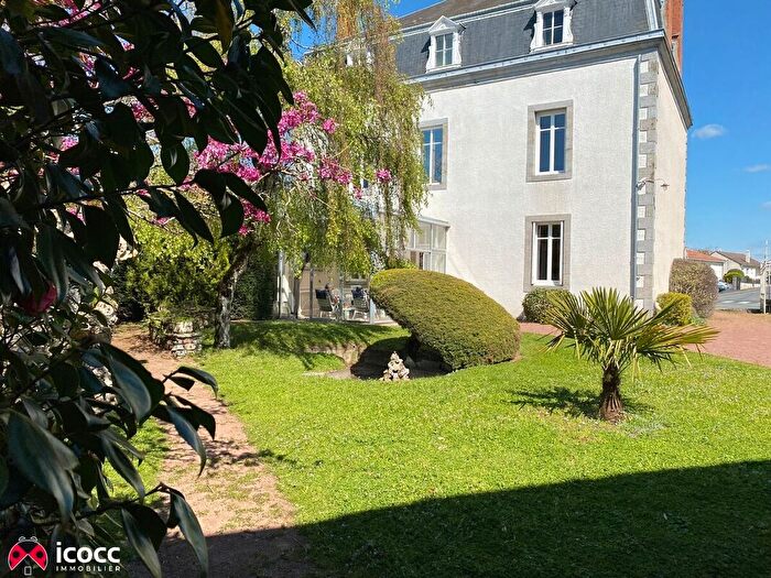 Maison à vendre - Nueil-les-Aubiers - 9 pièces - 5 chambres