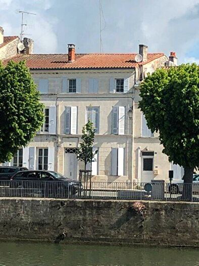 Maison 6 pièces à Saint-Savinien, à louer